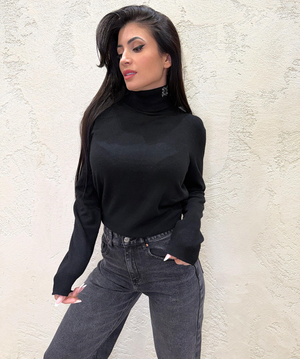 maglia a collo alto misto lana e cashmere con logo ricamato nel collo